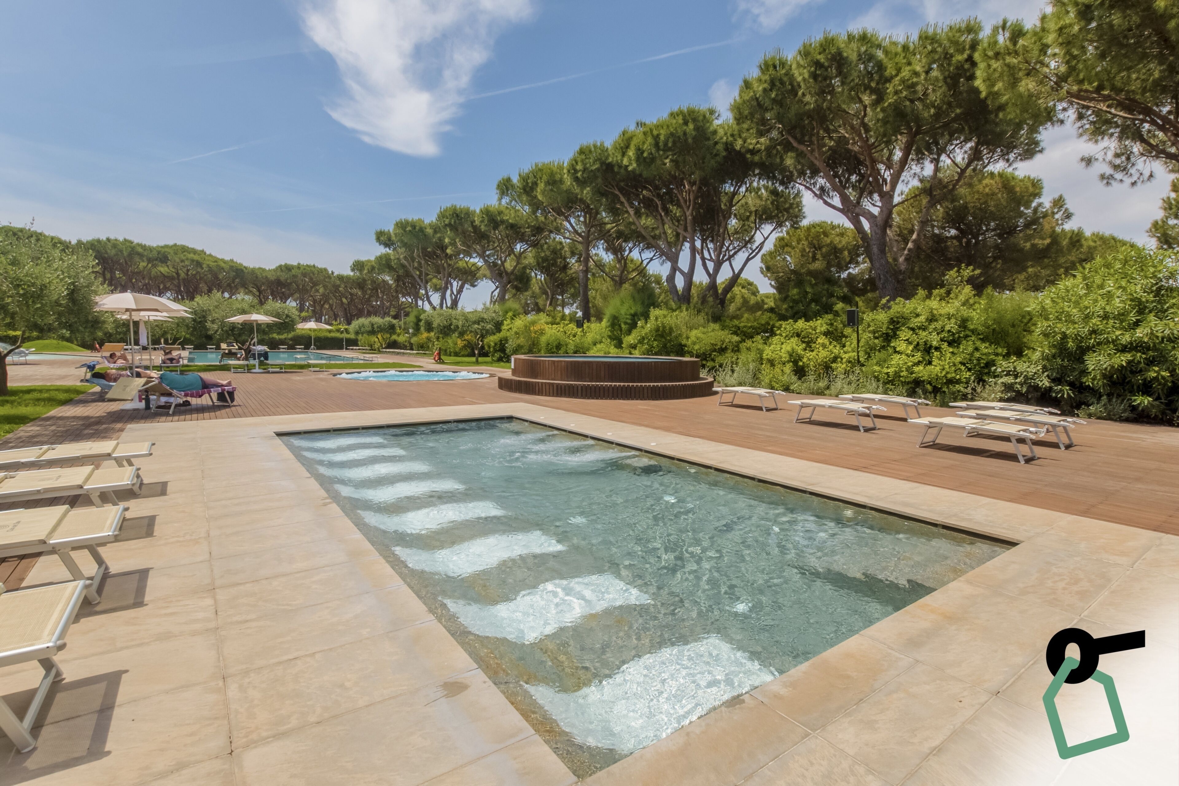 Piscina externa sazonal, funciona das 10h às 18h, guarda-sóis