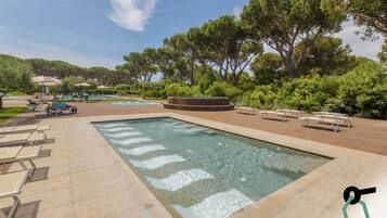 Piscina externa sazonal, funciona das 10h às 18h, guarda-sóis