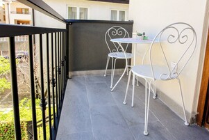 Apartamento conforto, sacada, vista para o jardim | Terraço/pátio