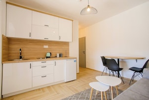 Apartamento Comfort, varanda, vista para o jardim | Sala de estar | TV de ecrã plano