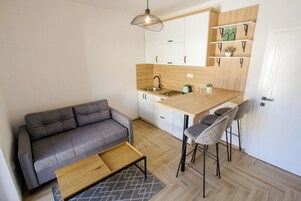 Apartamento Económico, varanda, vista para o pátio | Sala de estar | TV de ecrã plano 