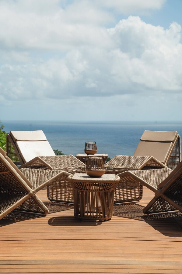 Piscina exterior, da(s) 8:00 à(s) 20:00, espreguiçadeiras 