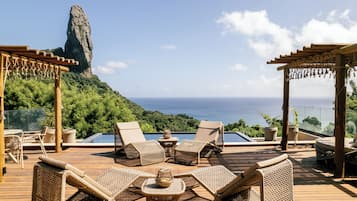 Piscina externa, funciona das 8h às 20h, espreguiçadeiras