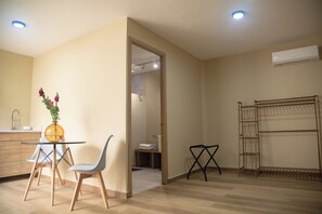 Estúdio Básico | Sala de estar | Televisor de ecrã plano de 40 polegadas com canais digitais, Netflix 