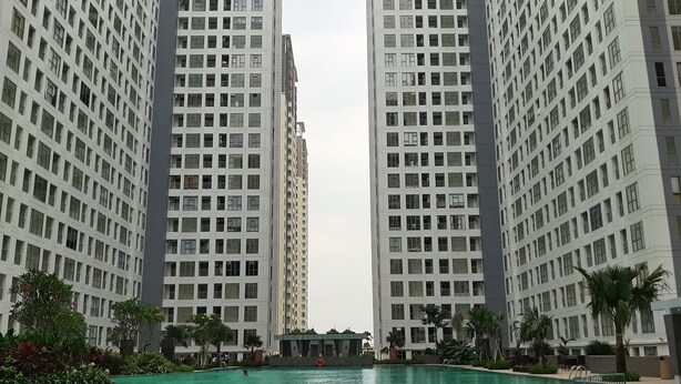 Piscina cercada por edifícios residenciais altos.