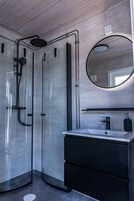 Apartamento, cozinha americana, de frente para o oceano | Banheiro | Chuveiro, toalhas de banho, sabonete, shampoo