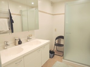 Apartamento | Casa de banho | Um secador de cabelo 