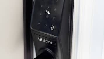 Uma fechadura eletrônica com teclado preto e puxador, identificada como "DUSAW".