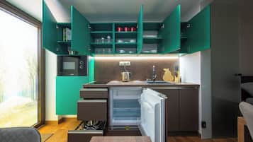Apartamento Básico | Cozinha privada | Um frigorífico/congelador grande, um micro-ondas, uma placa de cozinha