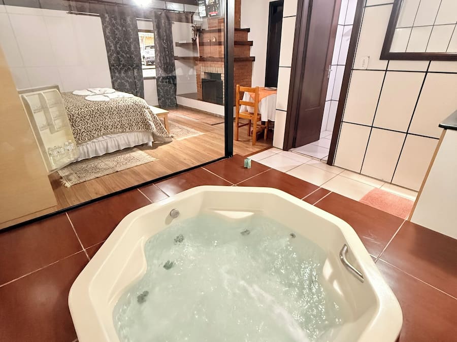 Suíte superluxo (Com hidromassagem) | Banheira de hidromassagem particular