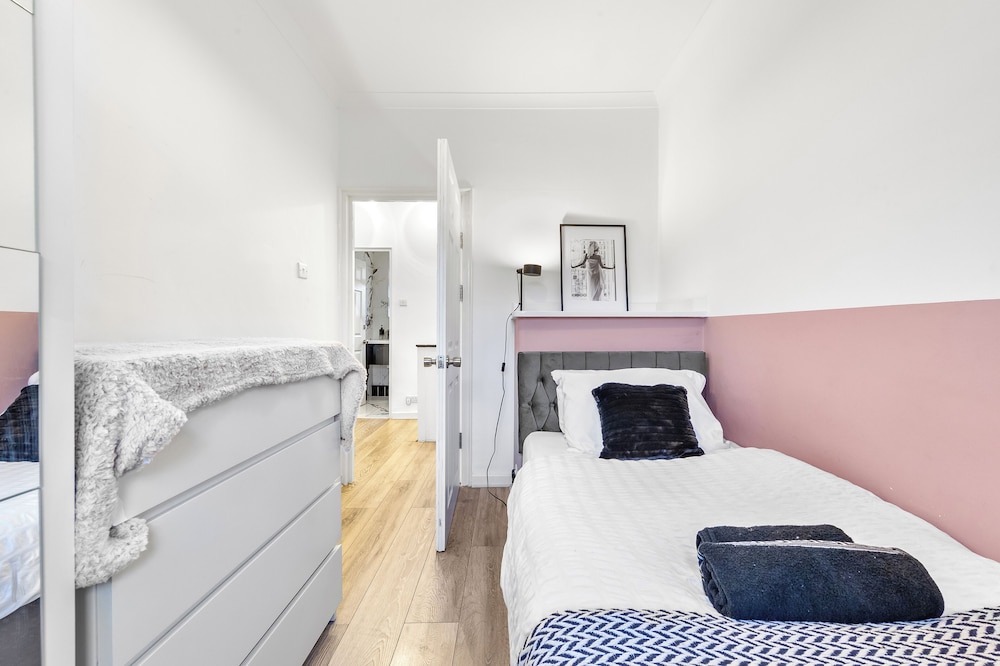 Luxe Stays - Sleeps 7 - Jacuzzi - Barnes