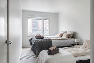Apartamento conforto, vista para a cidade | 2 quartos, cortinas blackout, ferros/tábuas de passar roupa