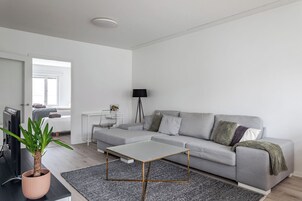 Apartamento conforto, vista para a cidade | Área de estar | Smart TV 46 polegadas com canais a cabo