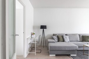 Apartamento Comfort, Vista para a cidade | Sala de estar | Smart TV de 46 polegadas com canais por cabo 