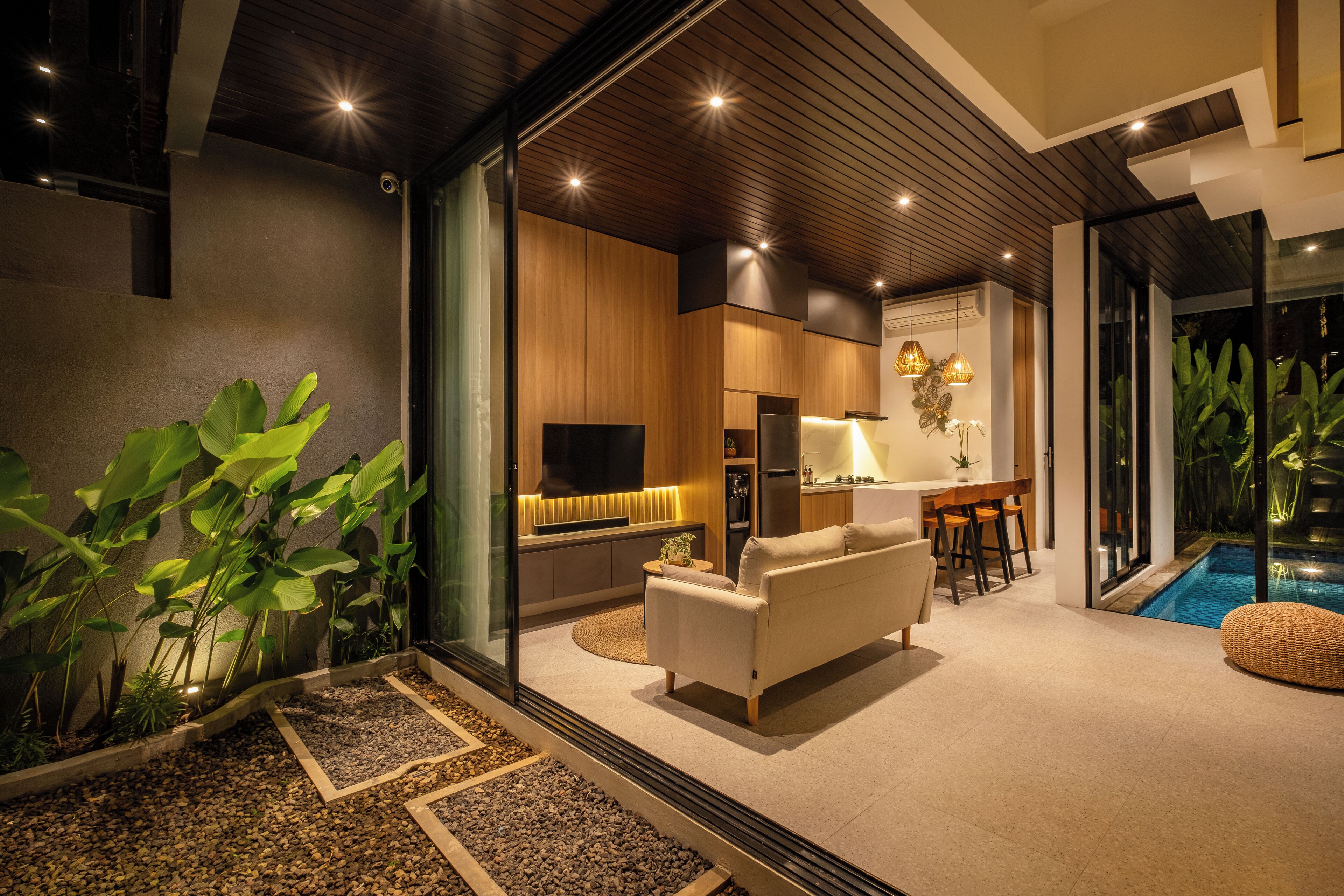 Vila luxo, 2 quartos, vista para o jardim | Área de estar | Smart TV 43 polegadas com canais digitais, Netflix