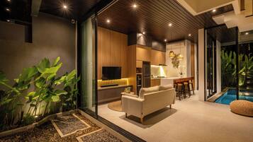 Vila luxo, 2 quartos, vista para o jardim | Área de estar | Smart TV 43 polegadas com canais digitais, Netflix