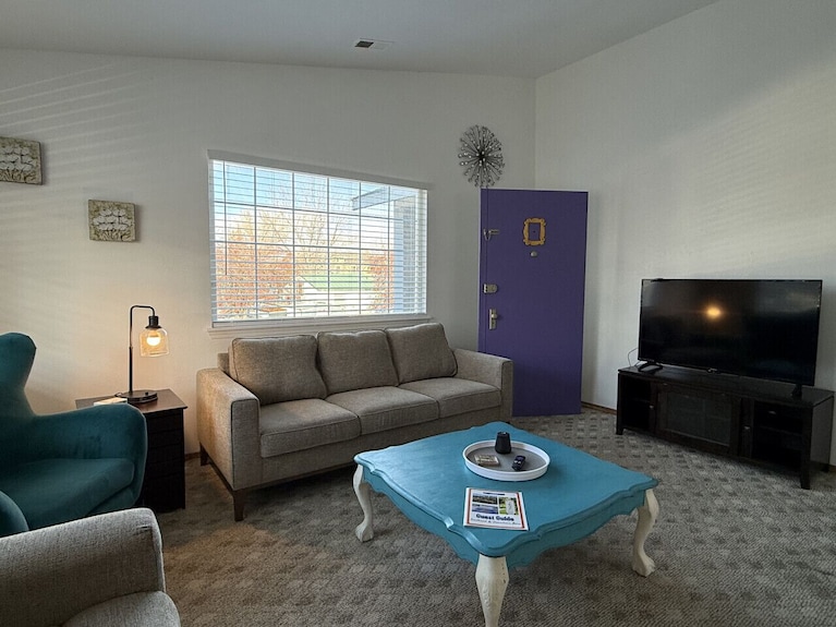 Monica & Rachels Friends-themed Purple Door 2br Pet Friendly Near Airport & Downtown - Boise, ID