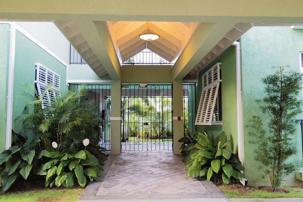 Ctbh At Ei8ht Super Studios - Kingston