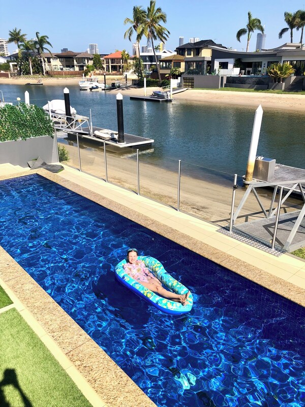 Waterfront Lux On Exclusive Isle Of Capri, Oasis Of Spacious Resort Style Living - Broadbeach