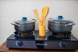 Apartamento Clássico, Vista para a cidade | Cozinha privada | Um frigorífico, um micro-ondas, utensílios de cozinha 