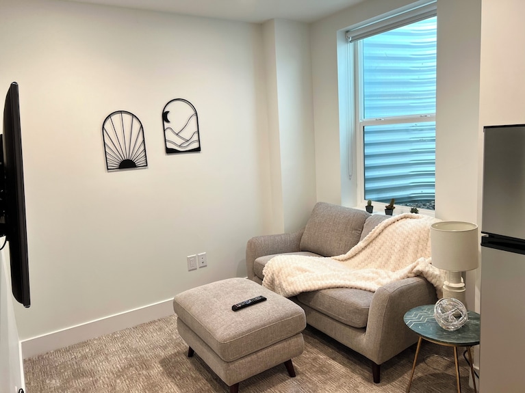 Cozy 1-bedroom Apartment In Fantastic Denver With Wifi, Ac, Laundry And More! - Lakewood, CO