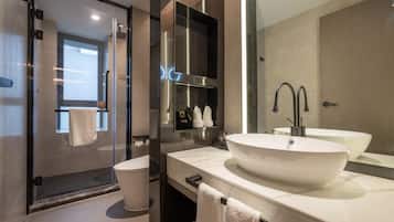 Quarto Twin Empresarial | Casa de banho | Um polibã, um chuveiro fixo, produtos de higiene exclusivos