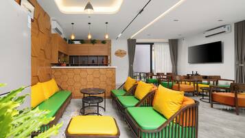 Vila luxo | Área de estar | TV, livros