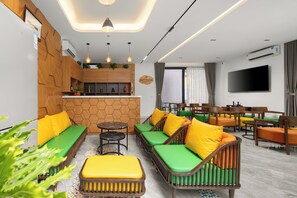 Vila luxo | Área de estar | TV, livros