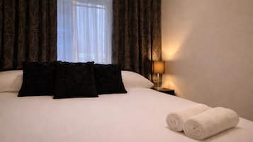 Quarto Clássico com Cama de Casal | Secretária adequada para computadores portáteis, ferro/tábua de engomar