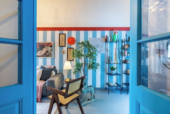 Casa, Vista para a cidade, junto ao jardim | Sala de estar | Smart TV de 50 polegadas com canais digitais, serviços de streaming
