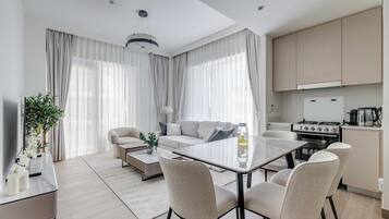 Apartamento de Luxo, varanda | Ferro/tábua de engomar, Wi-fi grátis