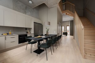 Apartamento, 3 quartos | Cozinha privada | Cafeteira/chaleira, geladeira grande, fogão, cooktop