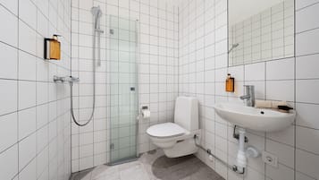 Chuveiro, secador de cabelo, toalhas de banho, sabonete