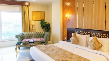 Quarto luxo, sacada, vista para a cidade | Roupas de cama premium, frigobar, cofres nos quartos