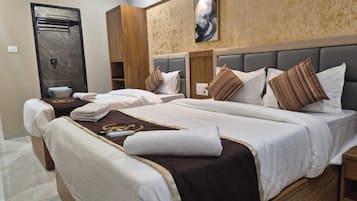 Quarto triplo superior | Roupas de cama premium, camas com colchões pillow-top, escrivaninha