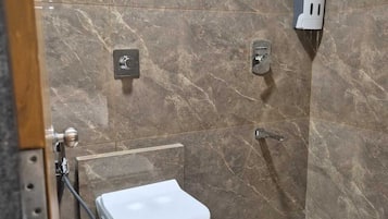Quarto triplo superior | Banheiro | Produtos de toalete grátis, secador de cabelo, roupões de banho