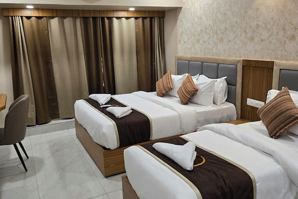Quarto Triplo Superior | Roupa de alta qualidade, camas de colchão pillowtop, secretária