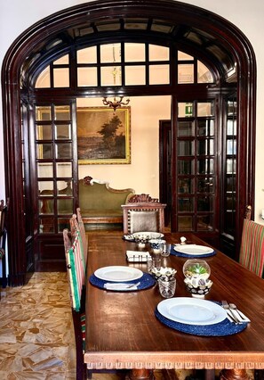 Café da manhã com buffet todos os dias (EUR 12 por pessoa) 