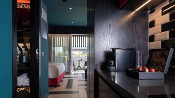 UpBeat Deluxe Escape | Cozinha privada | Um frigorífico, uma placa de cozinha, uma máquina de lavar louça