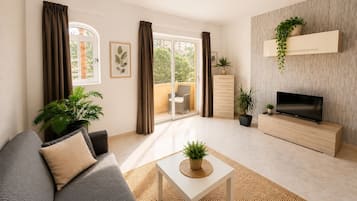 Apartamento Básico, varanda, vista para o vale | Sala de estar | Televisor