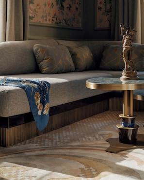 Suite Pétrusse | Sala de estar | Televisor LED de 55 polegadas com canais via satélite