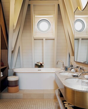 Suite Gëlle Fra | Casa de banho | Um secador de cabelo, chinelos, toalhas fornecidas, sabão