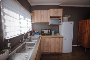 Estúdio Elite, pátio, no rés do chão | Cozinha privada | Minifrigorífico, um micro-ondas, utensílios de cozinha 