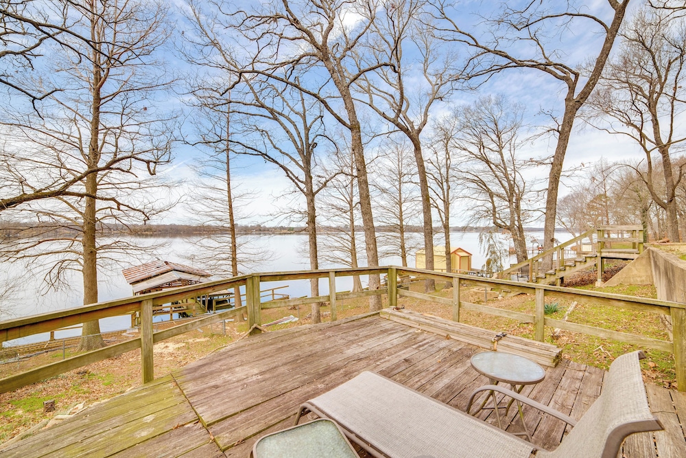 Winnsboro Lake Retreat: On-site Swimming & Fishing - Como, TX