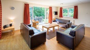 Bangalô (Bungalow Sauna 10) | Sala de estar | TV