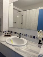 Artigos de higiene pessoal grátis, um secador de cabelo 