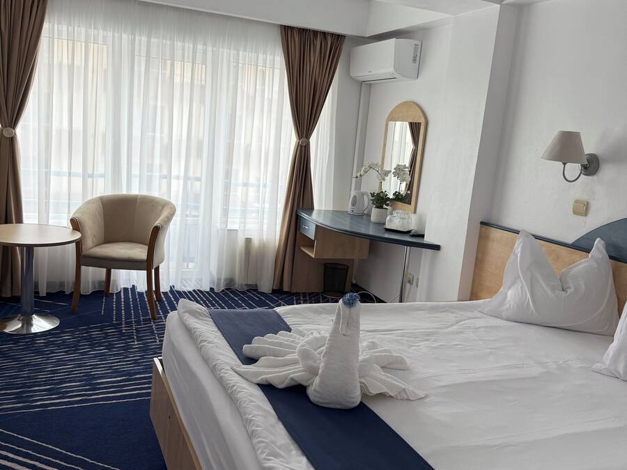 Estúdio | Cofre no quarto, secretária