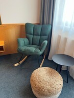 Quarto casal ou duplo conforto, sacada, vista para o jardim | Frigobar, escrivaninha, espaço de trabalho para notebook