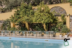 Piscina externa sazonal, funciona das 9h às 19h, guarda-sóis