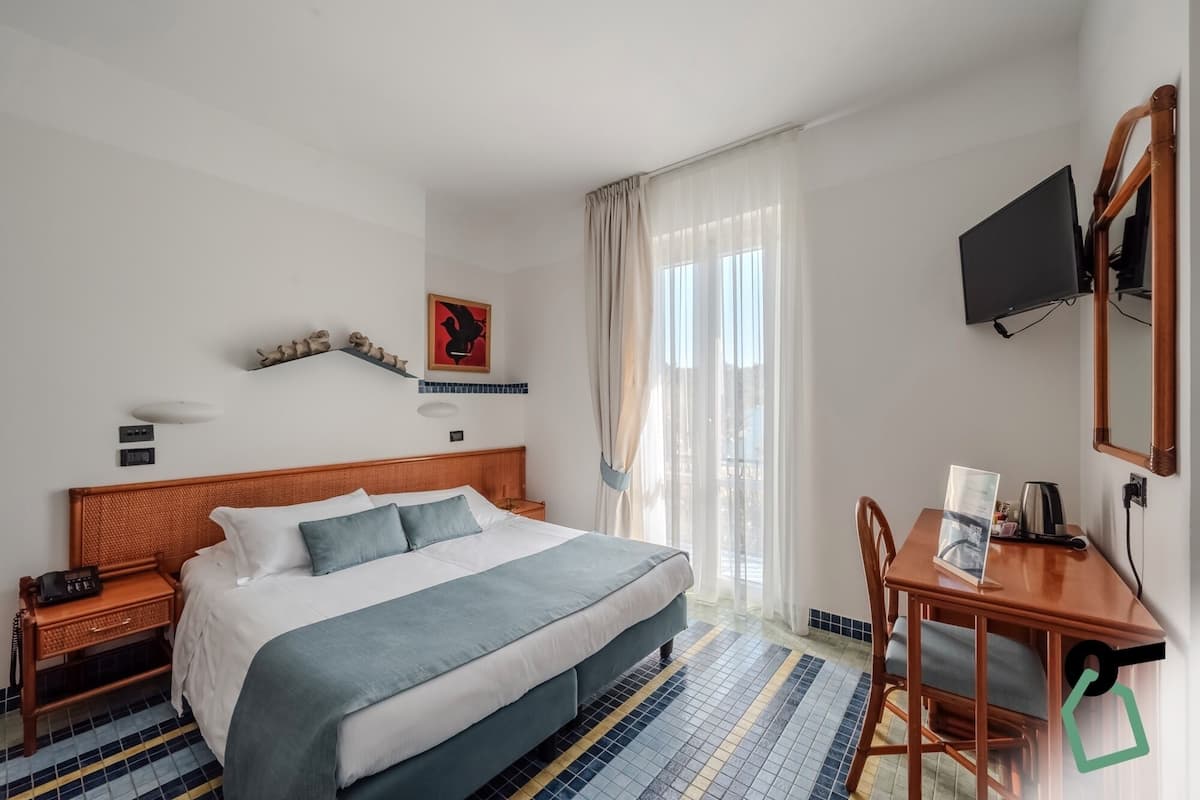 Quarto Triplo | Minibar, cofre no quarto, secretária, Wi-fi grátis